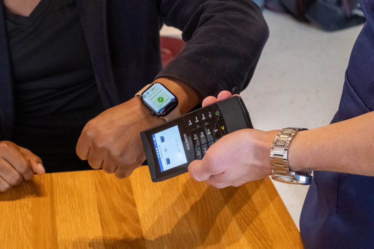 What Is the Difference Between POS and Contactless Payments? | Equinox ...